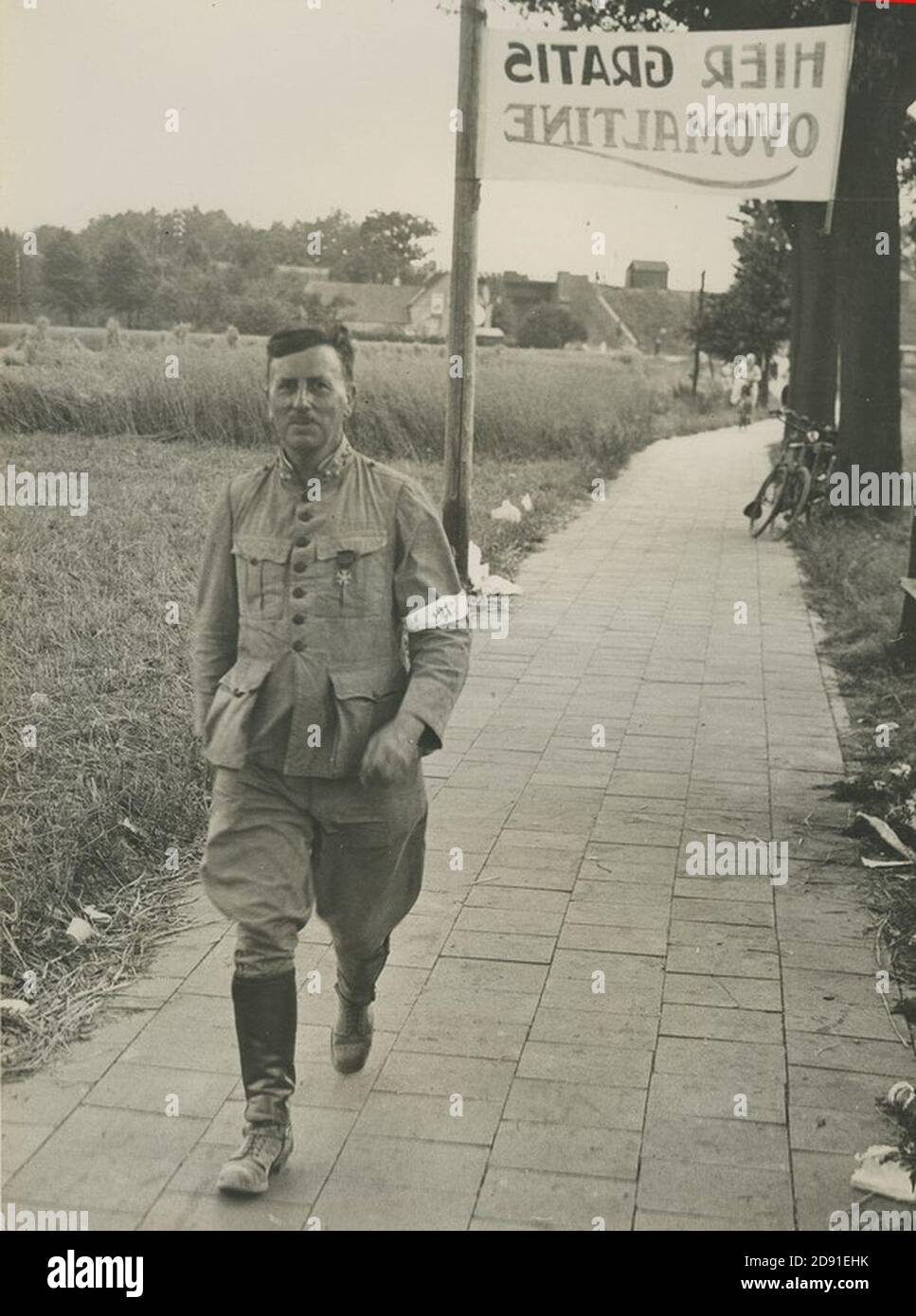 Kapitein der artillerie D. de Leeuw is op het parcours van 50 km. met ...