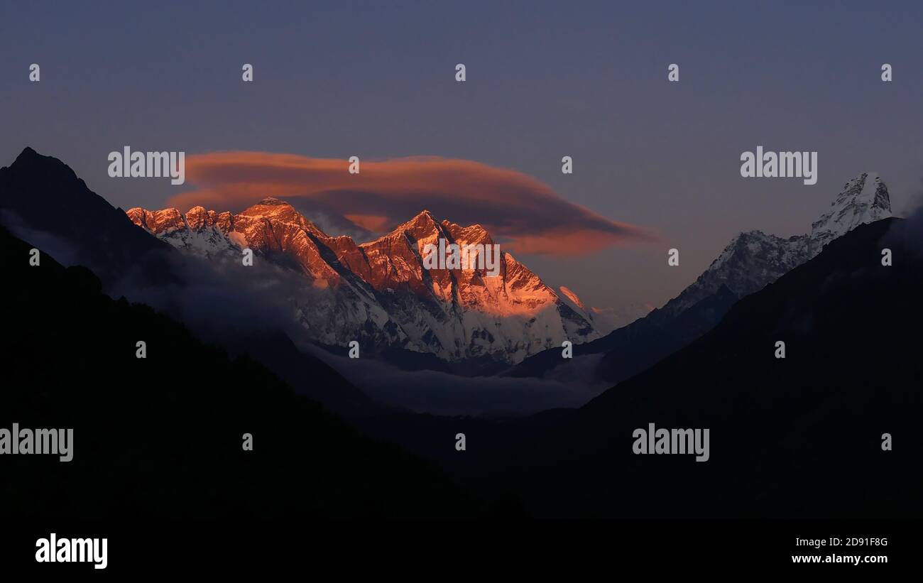 Mount everest sunset High Resolution Stock Photography and Images - Alamy