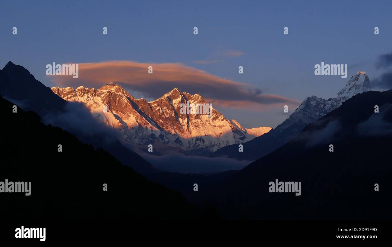 Mount everest sunset High Resolution Stock Photography and Images - Alamy