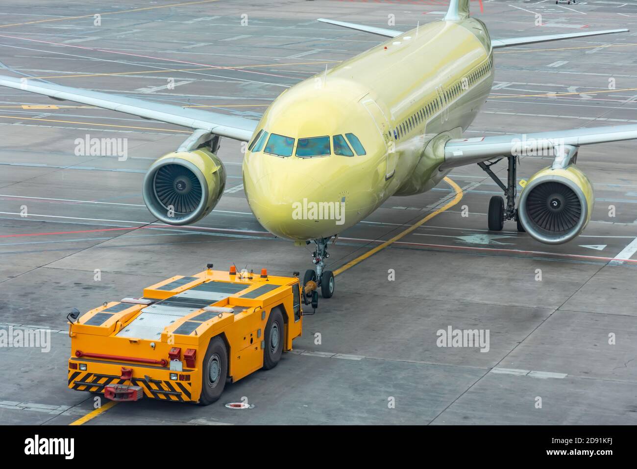 Towing and launching jet engine a passenger plane Stock Photo - Alamy