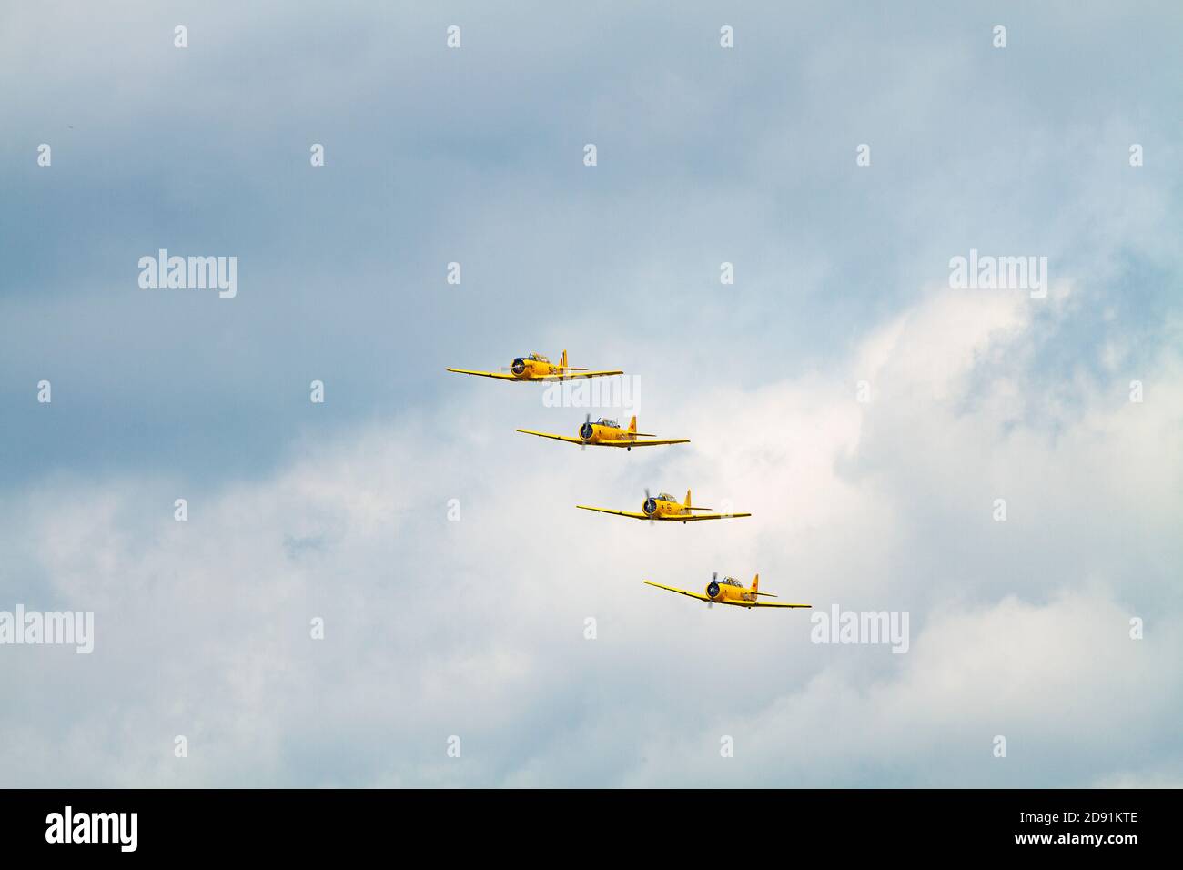 Yellow harvard t6 aircraft hi-res stock photography and images - Alamy