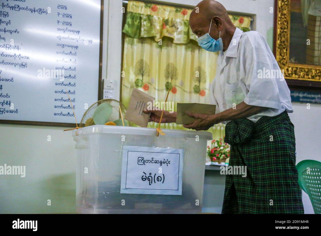 Advance voting for elderly hi-res stock photography and images - Alamy