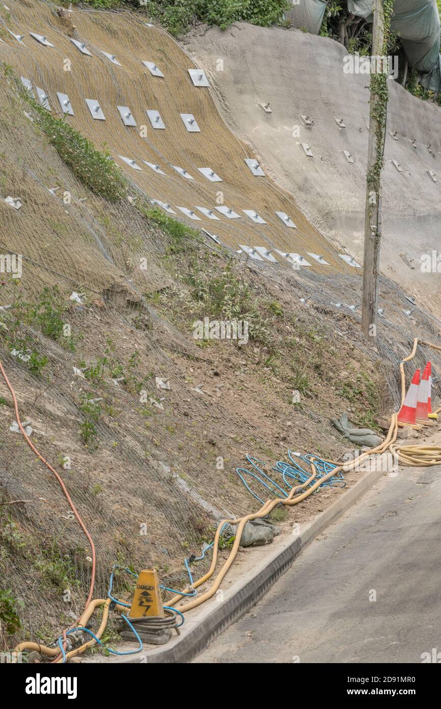 Anchored rockfall mesh hi-res stock photography and images - Alamy