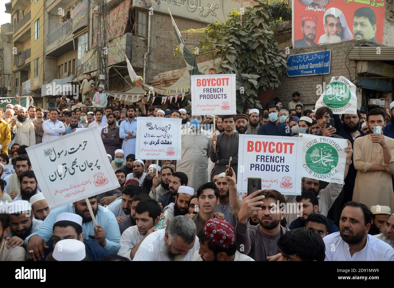 Peshawar, Pakistan. 02nd Nov, 2020. Supporters of the religious Namak ...
