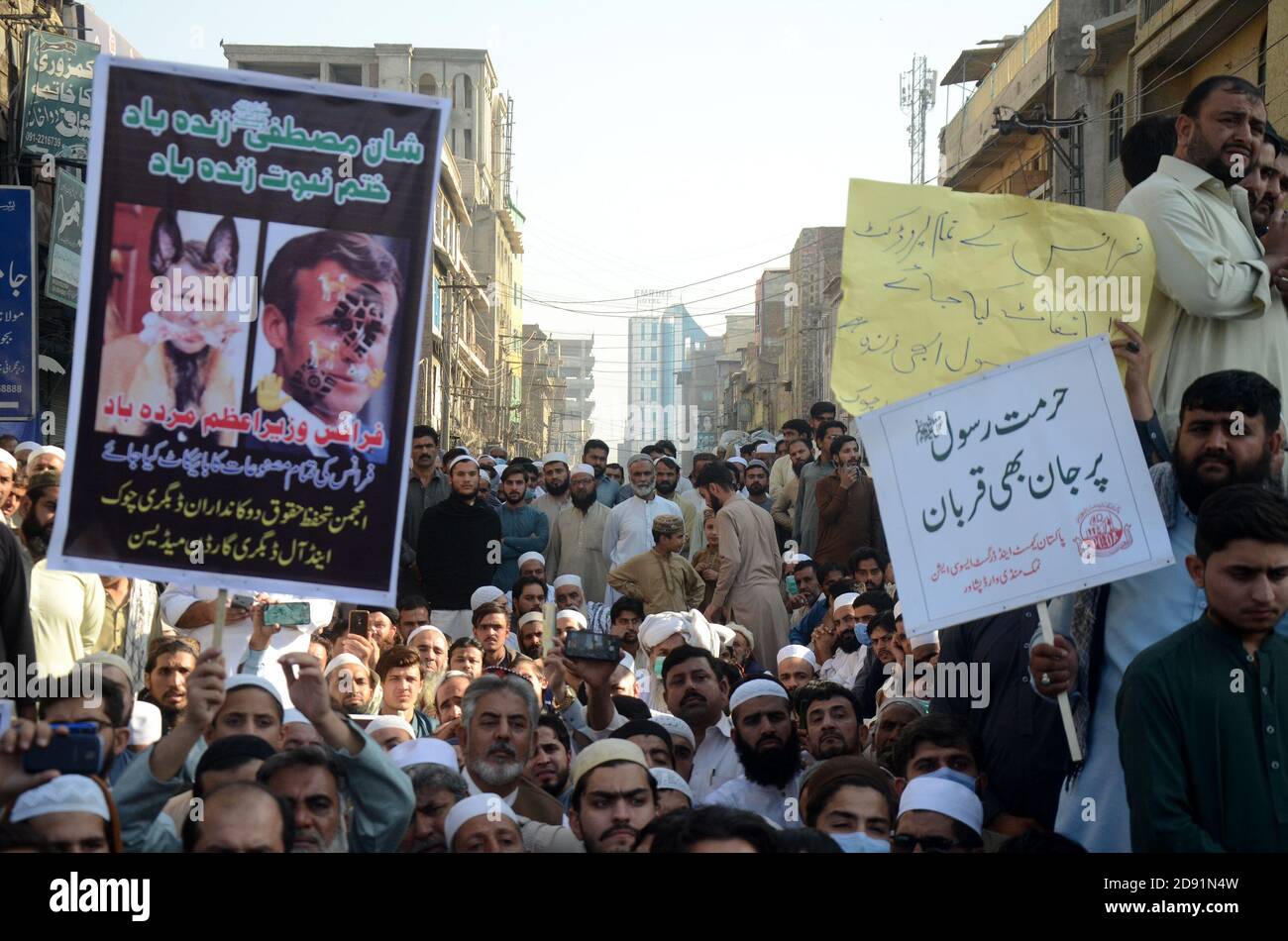 Peshawar, Pakistan. 02nd Nov, 2020. Supporters of the religious Namak ...