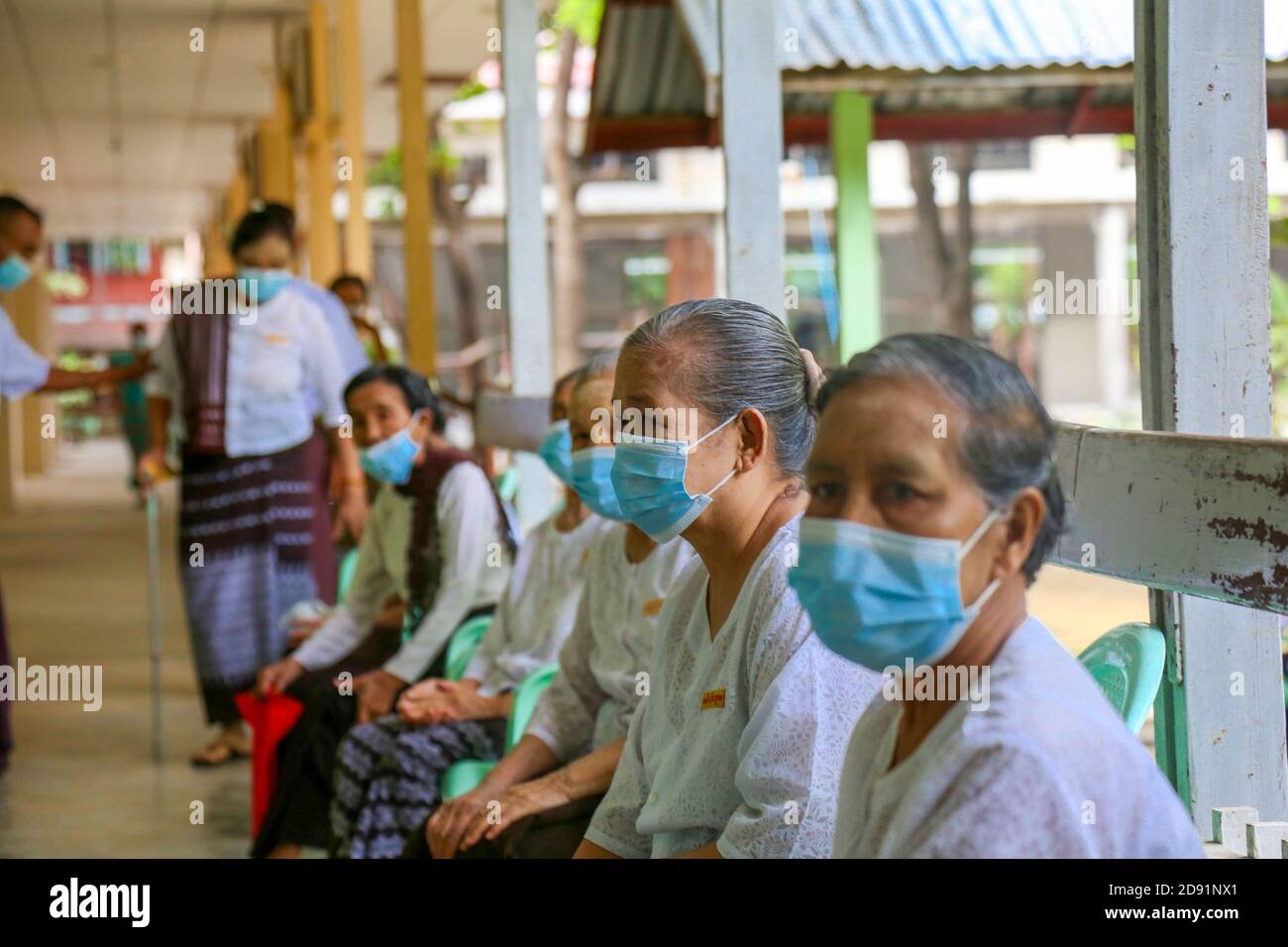 Advance voting for elderly hi-res stock photography and images - Alamy
