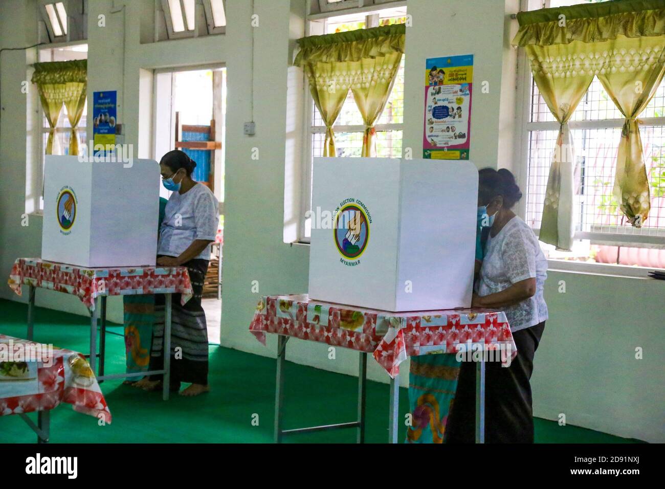 Advance voting for elderly hi-res stock photography and images - Alamy