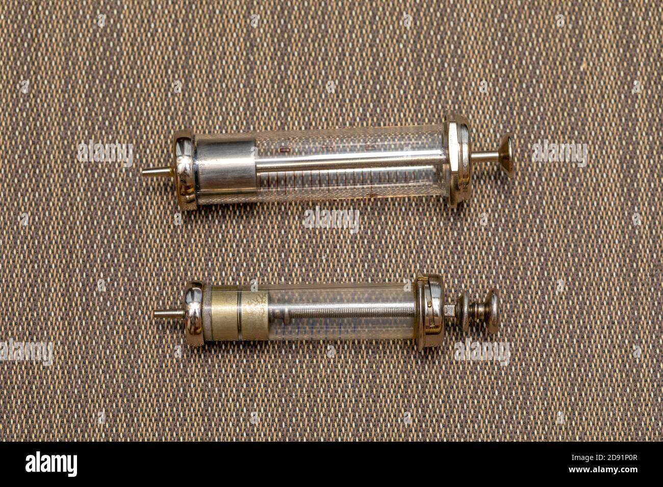 Glass syringes hi-res stock photography and images - Alamy