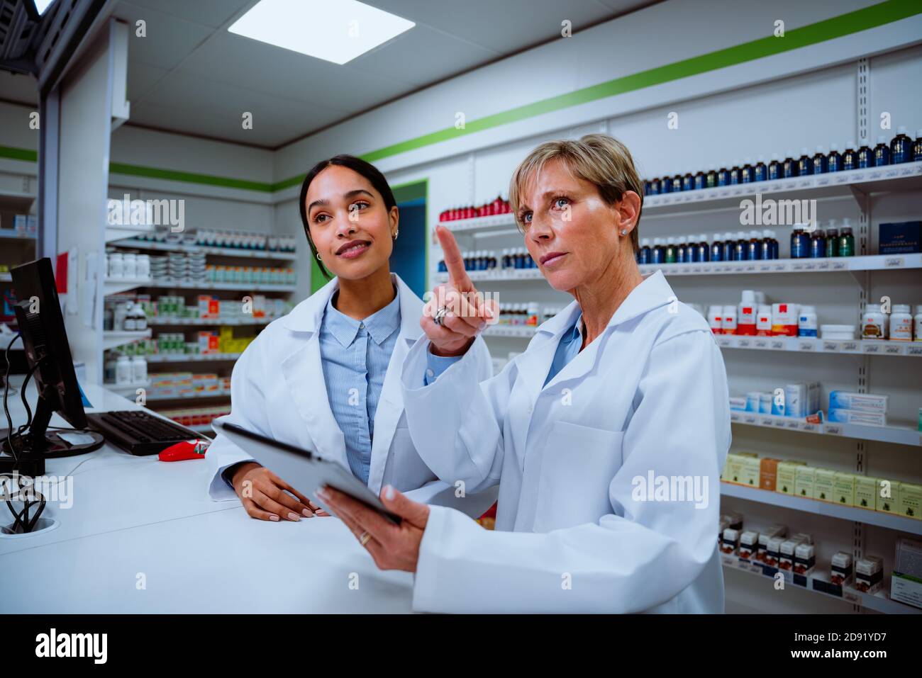 Female shop assistant uniform hi-res stock photography and images - Alamy