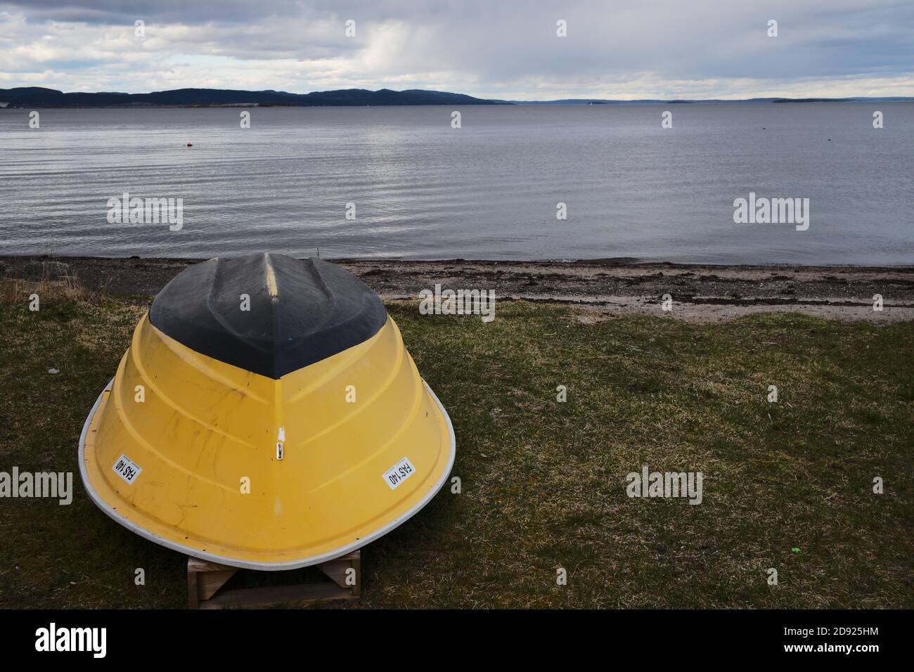 Yellow rowing boat hi-res stock photography and images - Alamy