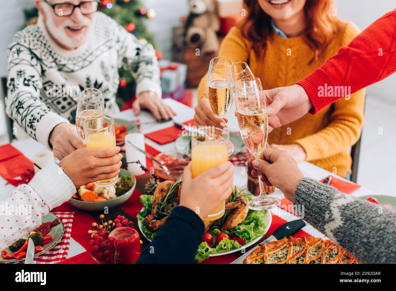 Family toasting drinks table hi-res stock photography and images - Alamy