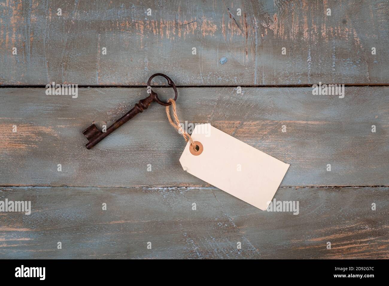 old key with empty tag on wooden background Stock Photo - Alamy