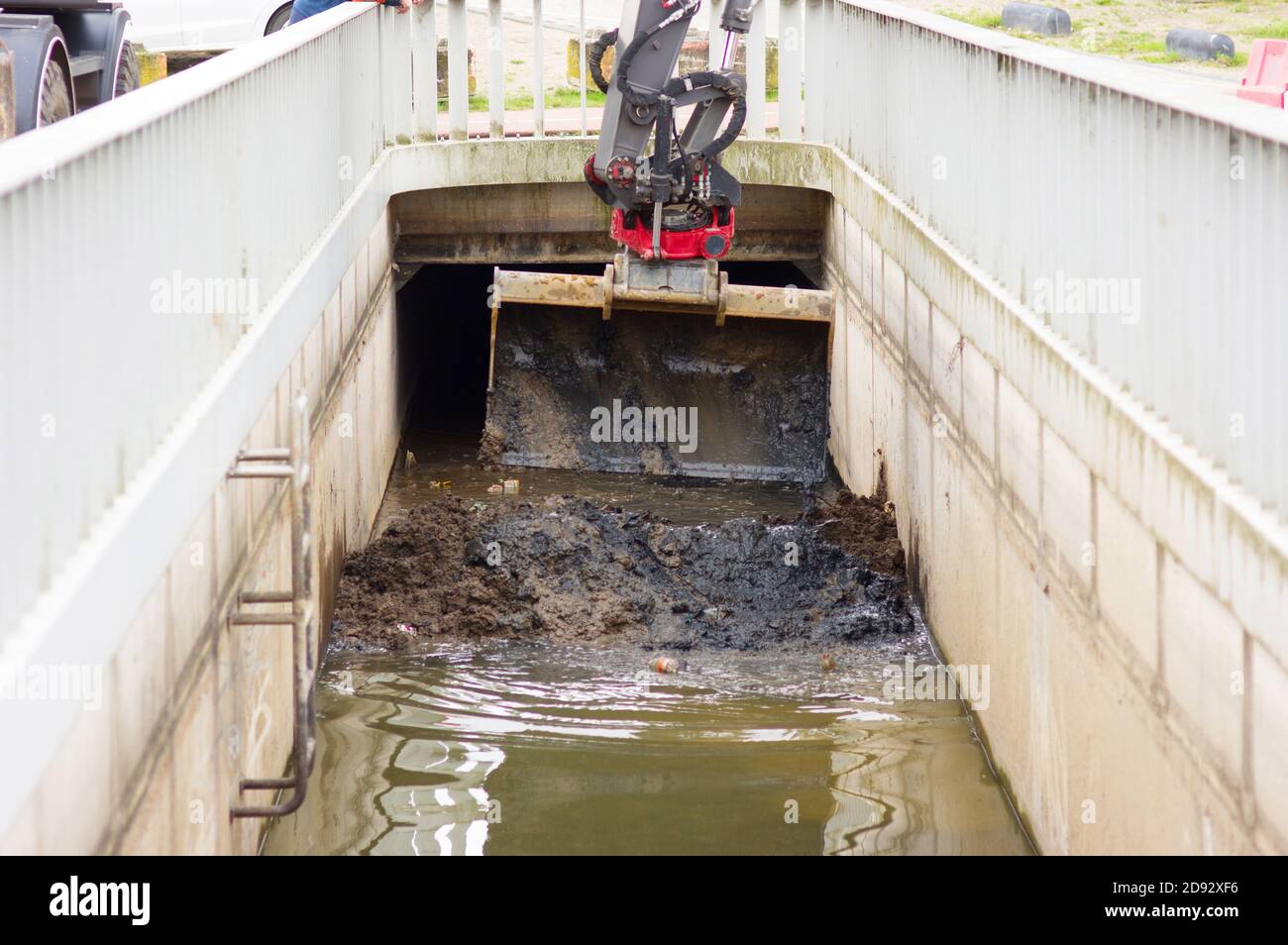 Close-up of a excavator bucket digging mud and dirt Stock Photo - Alamy