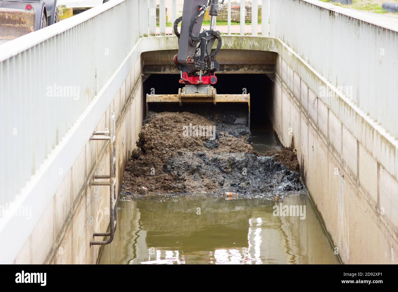 Close-up of a excavator bucket digging mud and dirt Stock Photo - Alamy