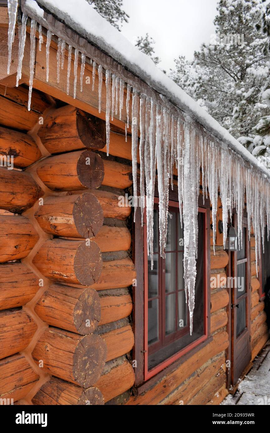 Rustic cabin hi-res stock photography and images - Alamy