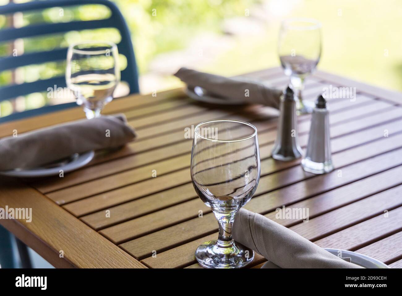 Setting a lunch table hi-res stock photography and images - Alamy