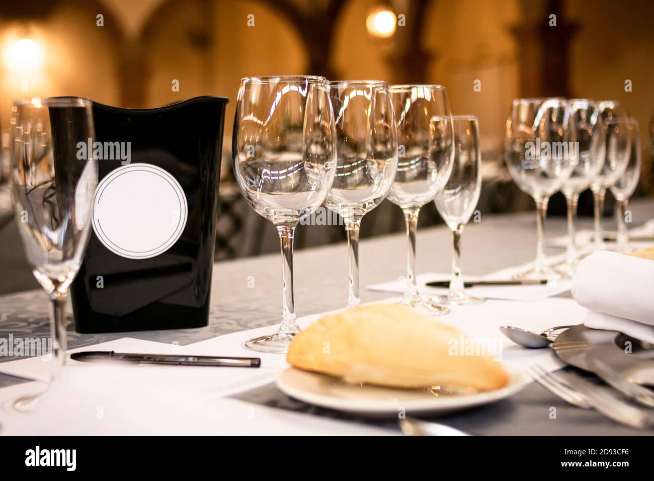 Fancy restaurant table hi-res stock photography and images - Alamy