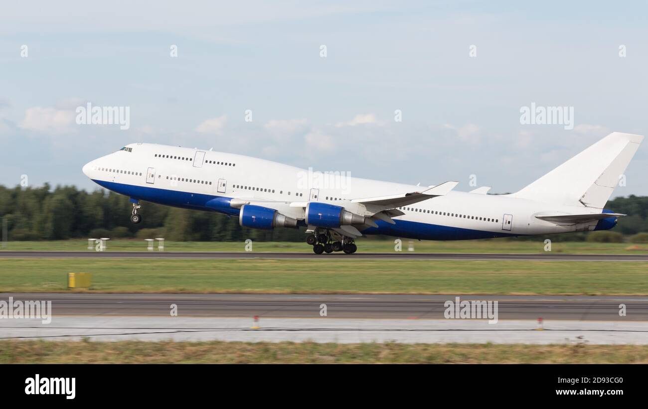 Airplane runway take off hi-res stock photography and images - Alamy