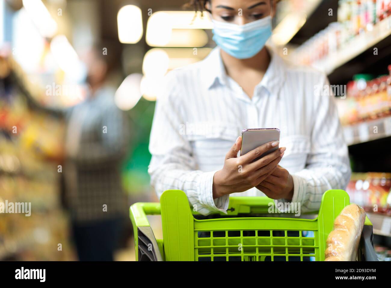 Woman store food hi-res stock photography and images - Alamy