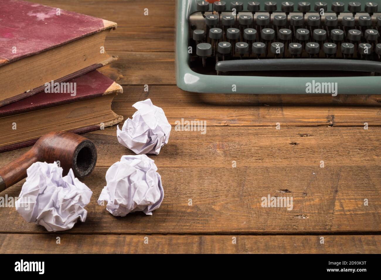 old retro journalist desktop with typewritter Stock Photo - Alamy