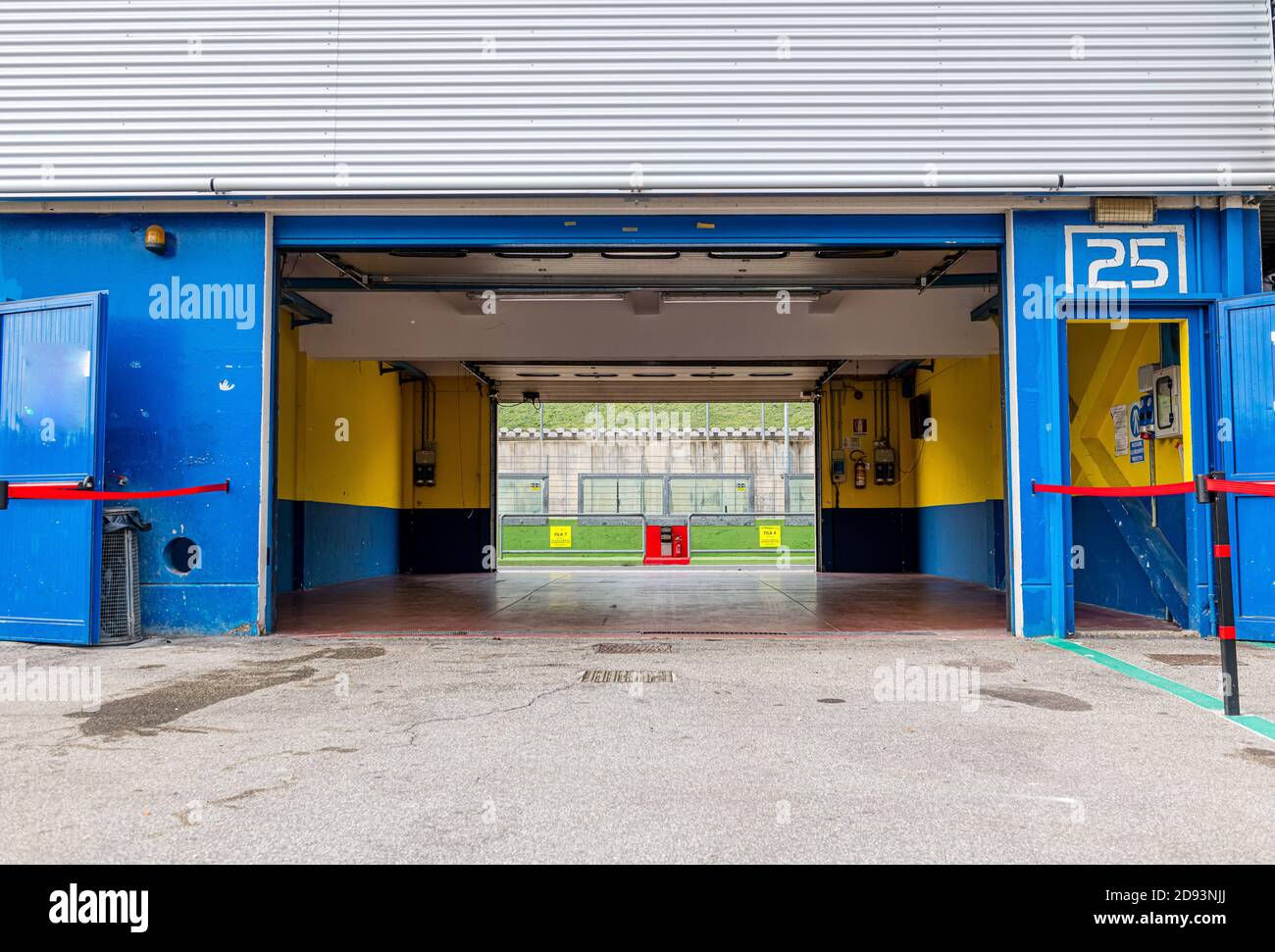 Empty pit hi-res stock photography and images - Alamy