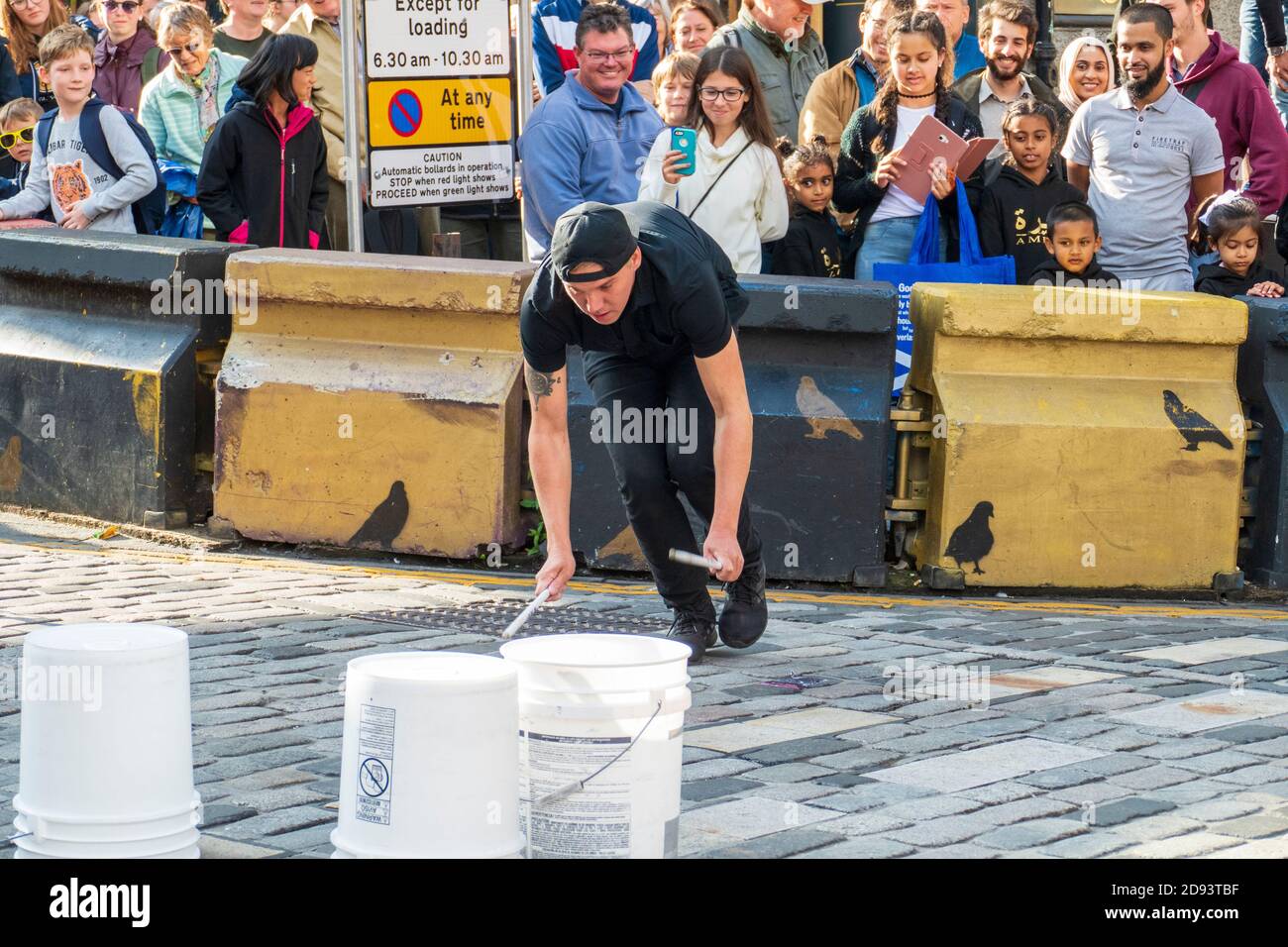 Bucket Boy Matthew Pretty trommelt auf verschiedenen Gegenständen ...