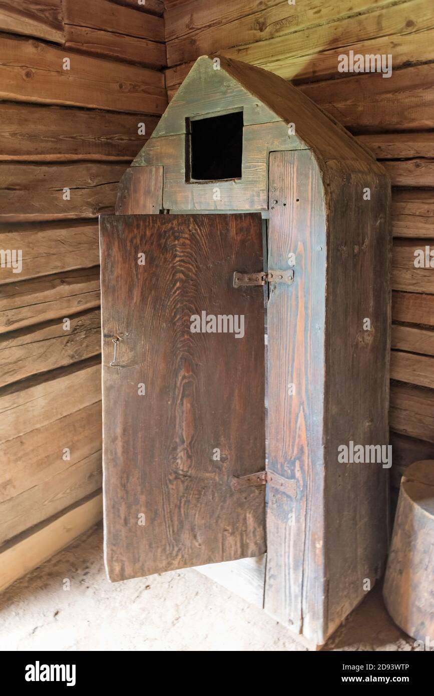 Open door building people hi-res stock photography and images - Alamy