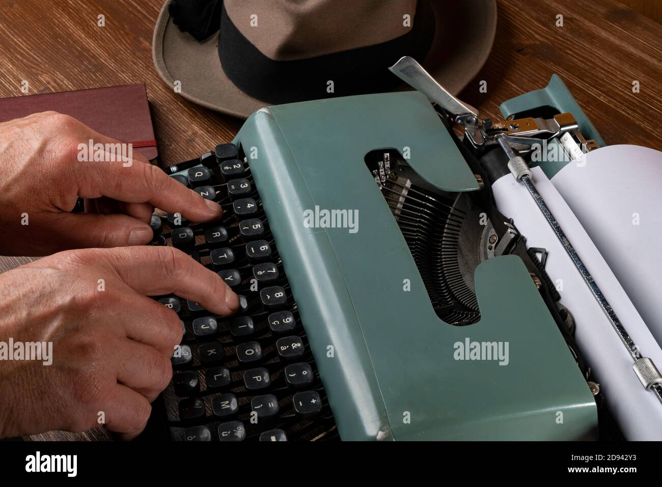 Old man writing hi-res stock photography and images - Alamy