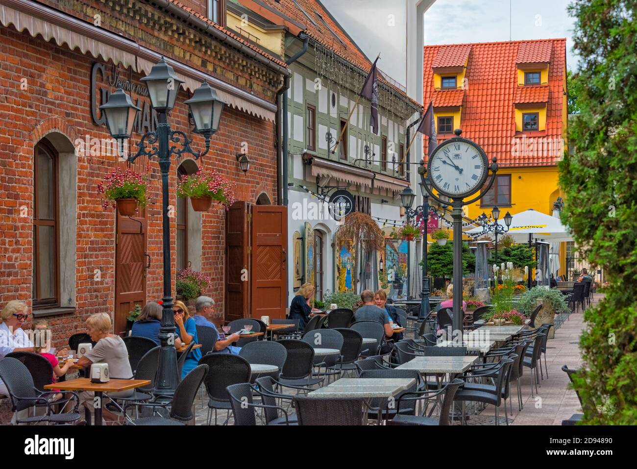 Large group of people outside of a building hi-res stock photography ...