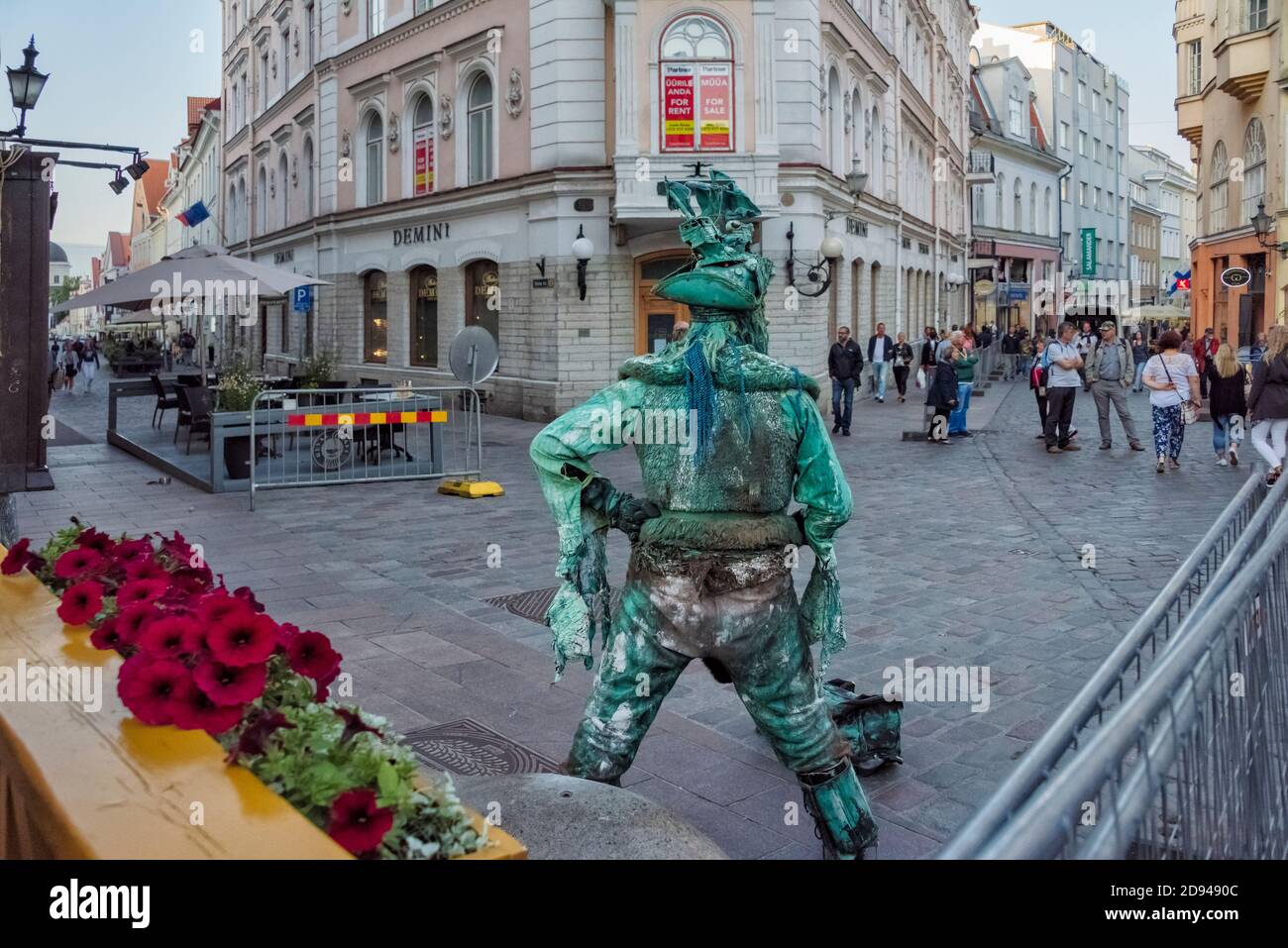Street artist statue hi-res stock photography and images - Alamy