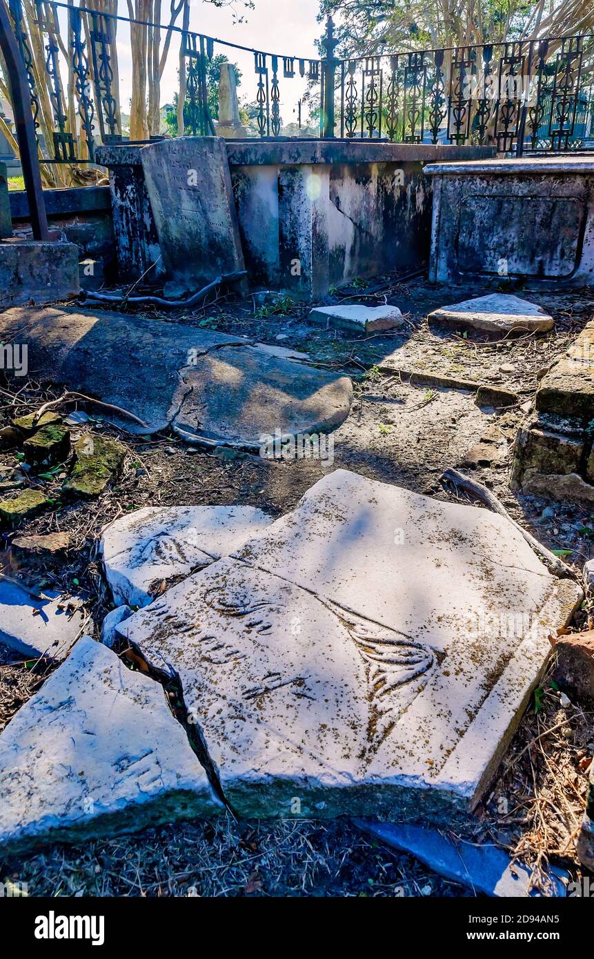 Broken headstone hi-res stock photography and images - Alamy