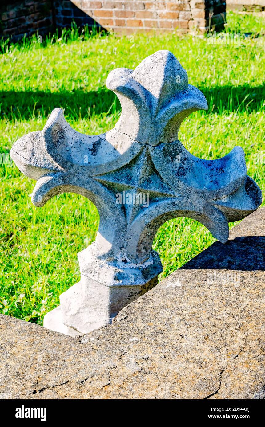 Leaning cross in graveyard hi-res stock photography and images - Alamy