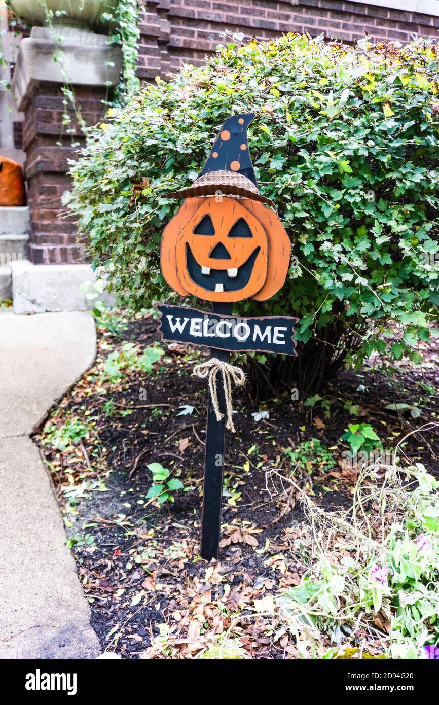 Halloween spooky pumpkin lawn sign that says welcome Stock Photo - Alamy