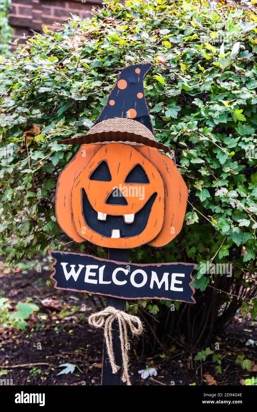 Halloween spooky pumpkin lawn sign that says welcome Stock Photo - Alamy