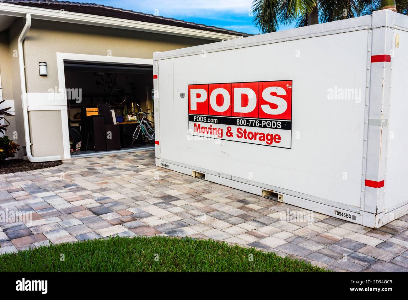 Pods moving storage container hi-res stock photography and images - Alamy