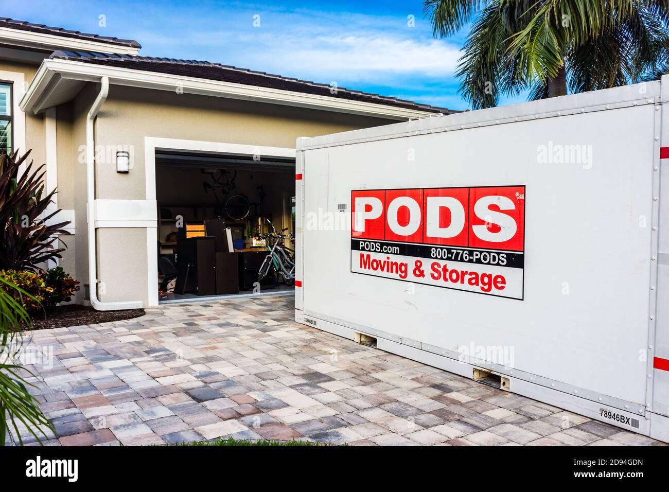Pods moving storage container hi-res stock photography and images - Alamy