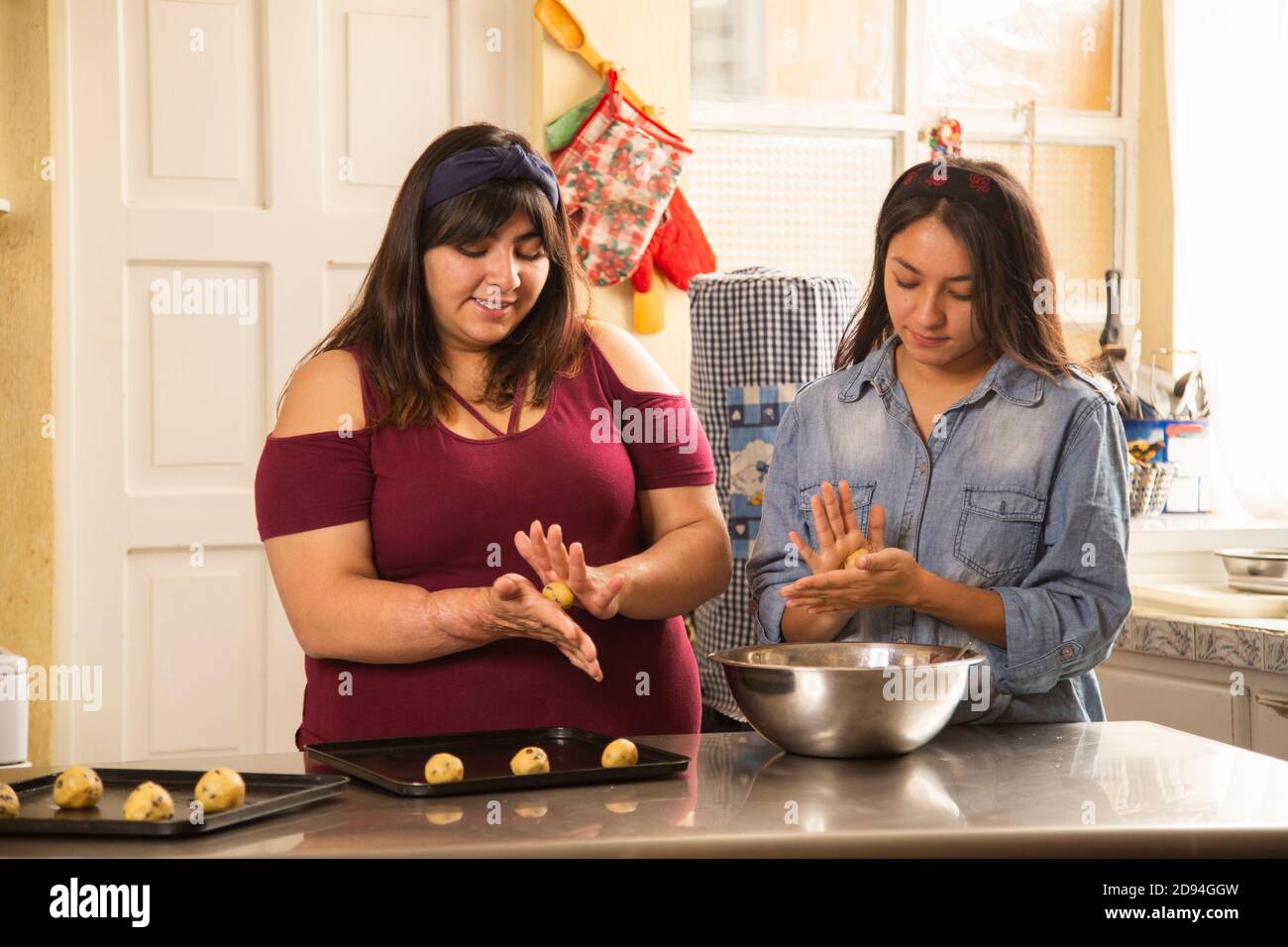 Domestic home mom cooking hi-res stock photography and images - Alamy