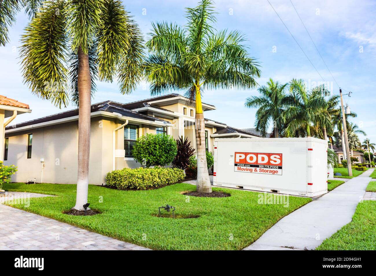 Pods moving storage container hi-res stock photography and images - Alamy