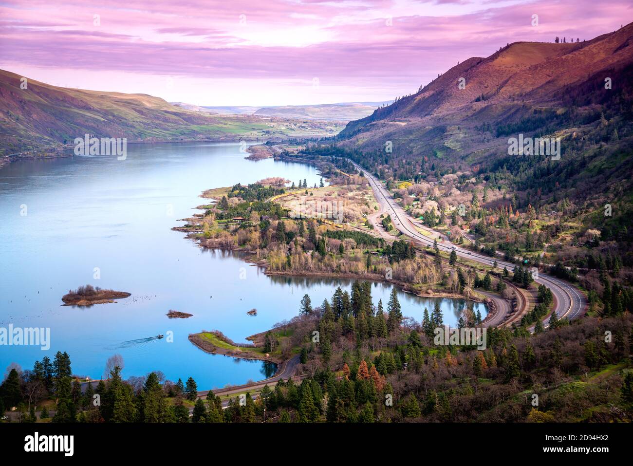 The Historic Columbia River Highway view from Rowena Crest Viewpoint ...