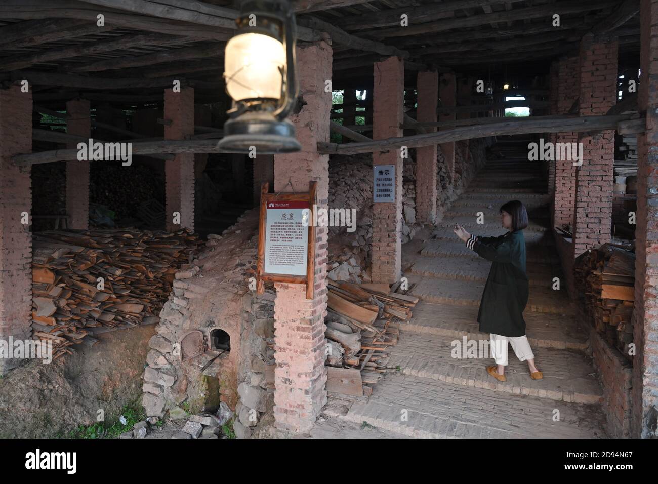 (201103) -- DEHUA, Nov. 3, 2020 (Xinhua) -- A visitor tours the Yueji ...
