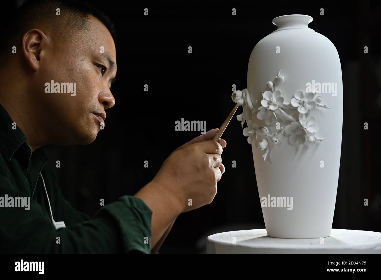 (201103) -- DEHUA, Nov. 3, 2020 (Xinhua) -- Artisan Xu Jinbao refines ...