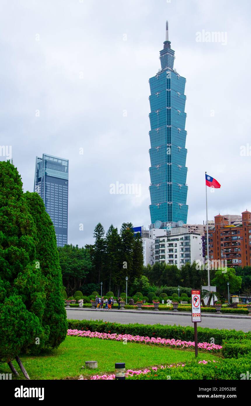 Vertical shot of Taipei 101 Skyscraper in Taiwan Stock Photo - Alamy