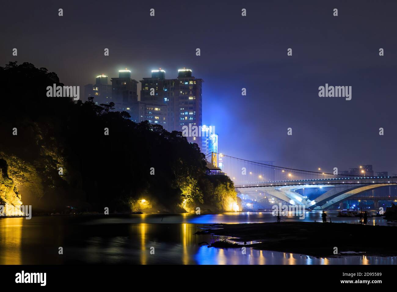 Dusk view of the Bitan Suspension Bridge at Xindian District, Taipei ...