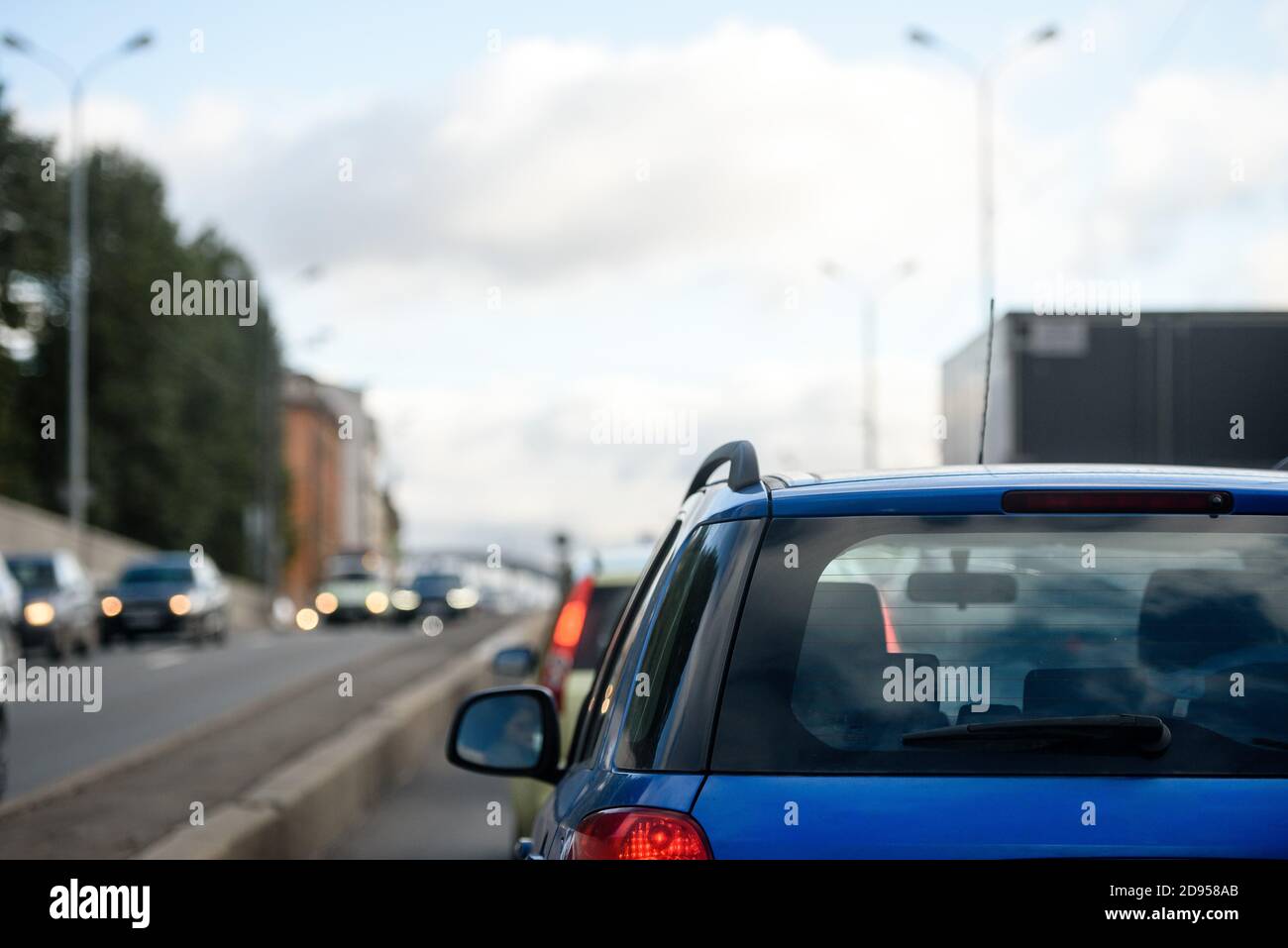 Traffic in the city-view of the blue car from behind Stock Photo - Alamy