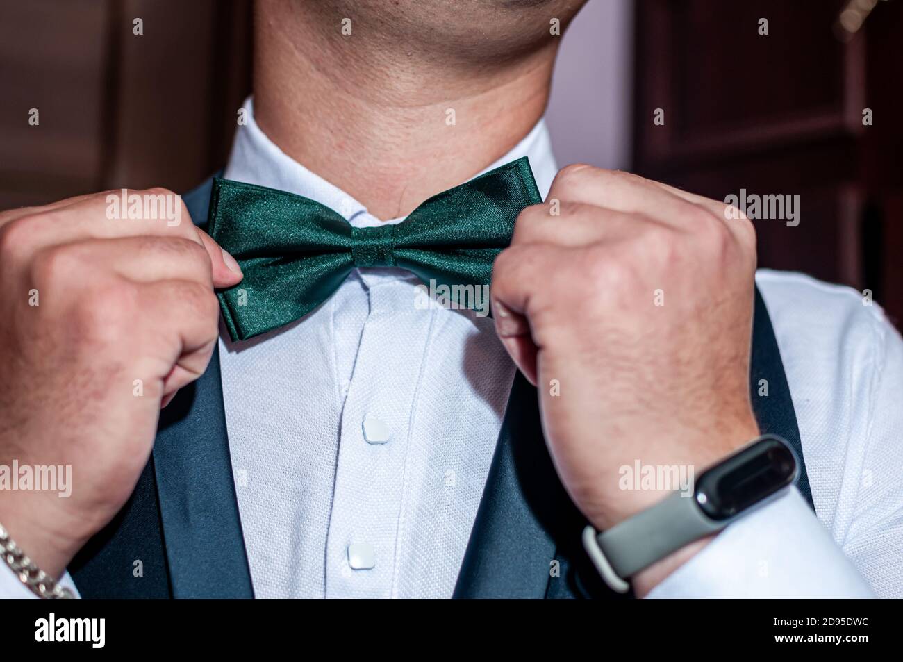 Bowtie around neck hi-res stock photography and images - Alamy