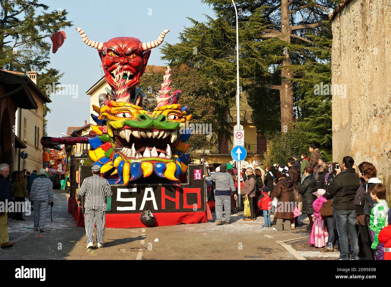 Carnival allegorical floats hi-res stock photography and images - Alamy