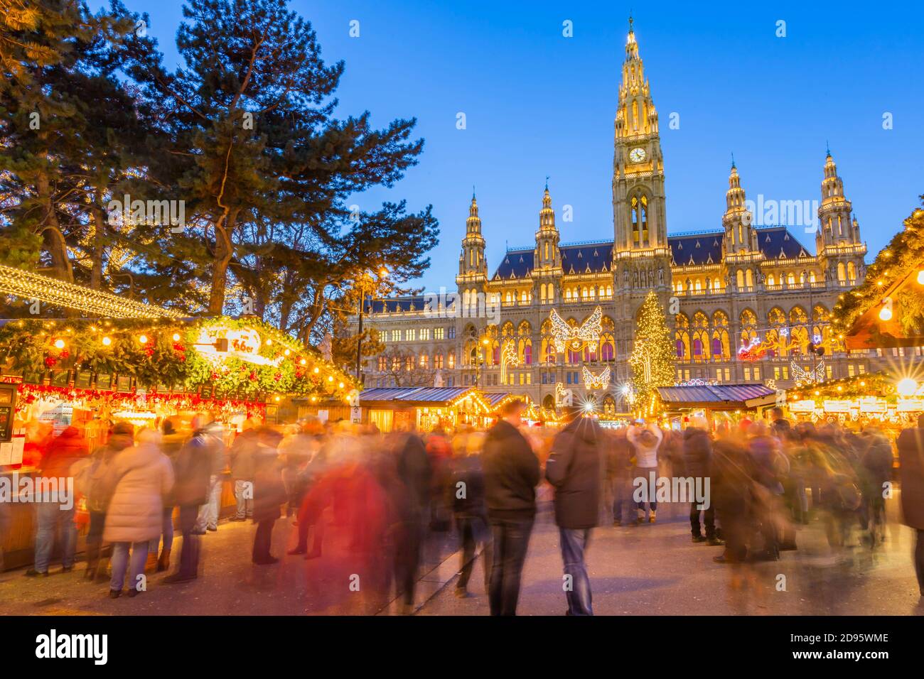 Rathaus and Christmas market stalls at night in Rathausplatz, Vienna ...