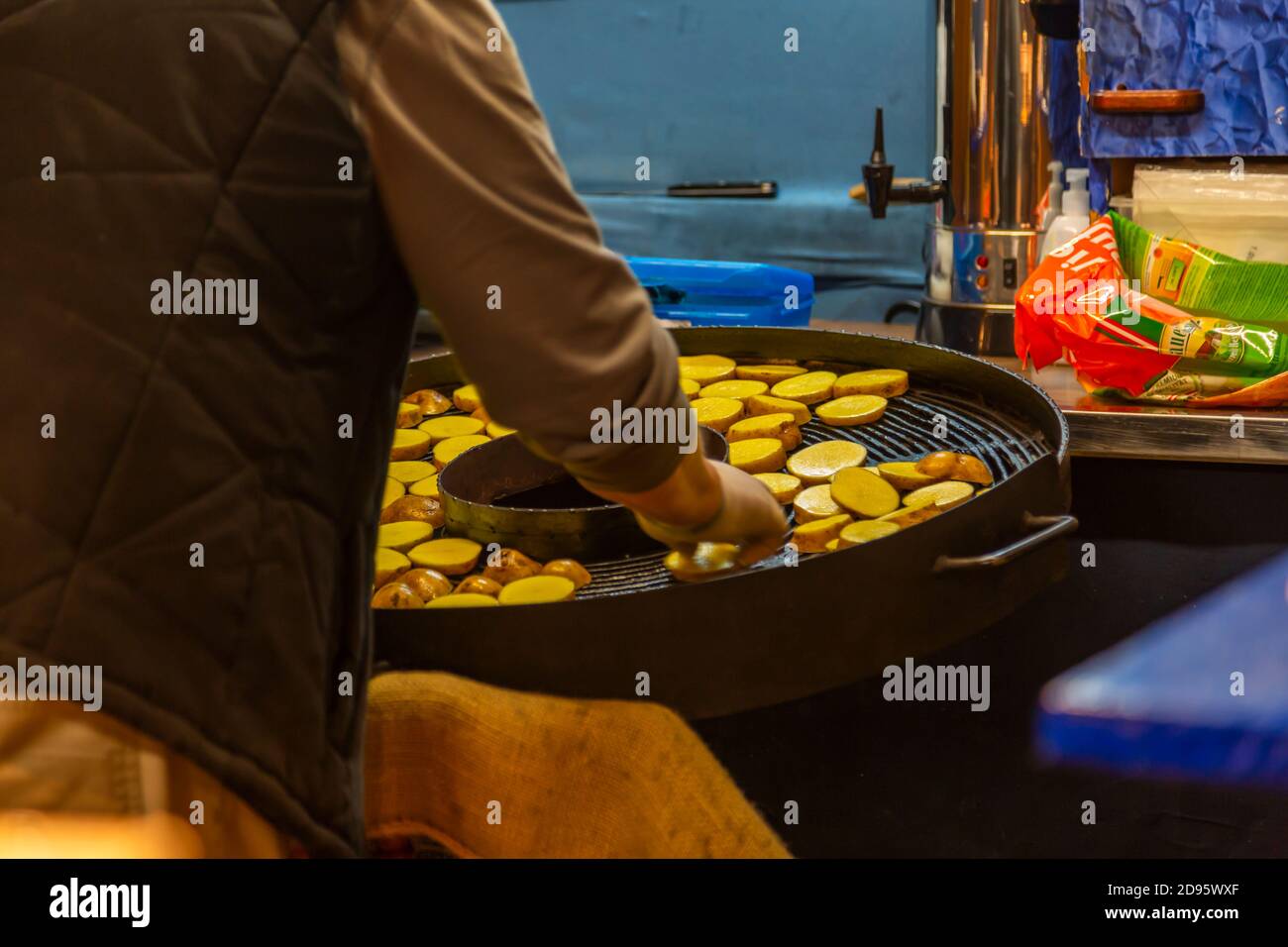 Hot potato stall on Christmas Market at night in Rathausplatz, Vienna ...