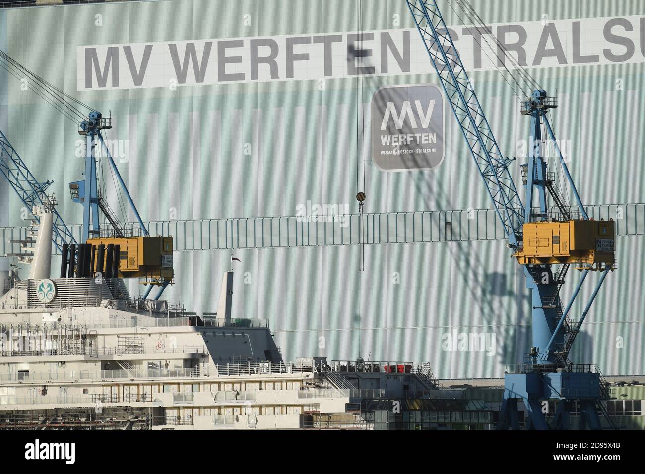 Stralsund, Germany. 03rd Nov, 2020. Workers are working on the ...