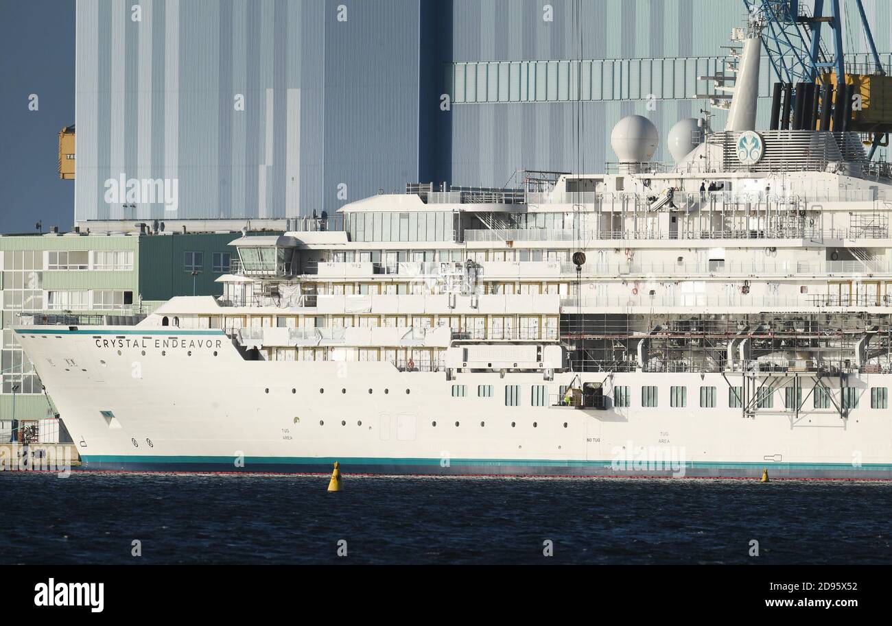 Stralsund, Germany. 03rd Nov, 2020. Workers are working on the ...